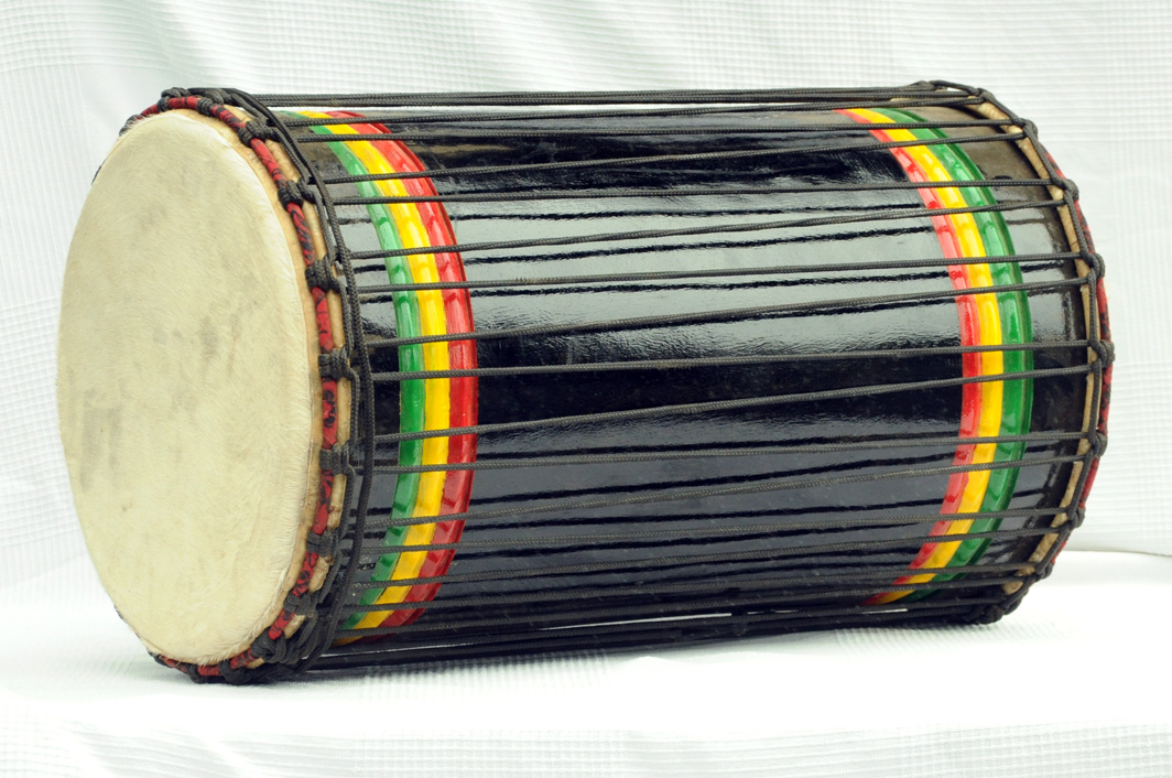 African dundun: Mali dundunba djun djun drum in lingue