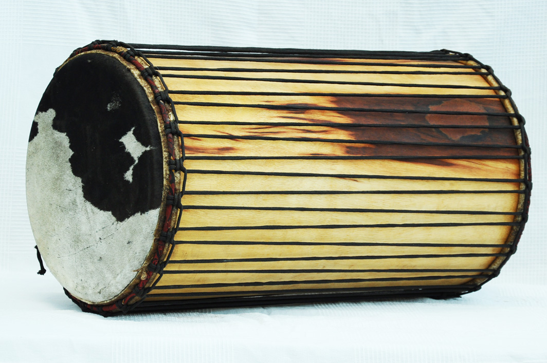 African dundun: Mali dundunba djun djun drum in lingue