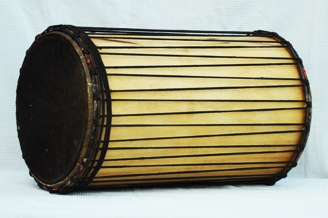 African dundun: Mali dundunba djun djun drum in lingue