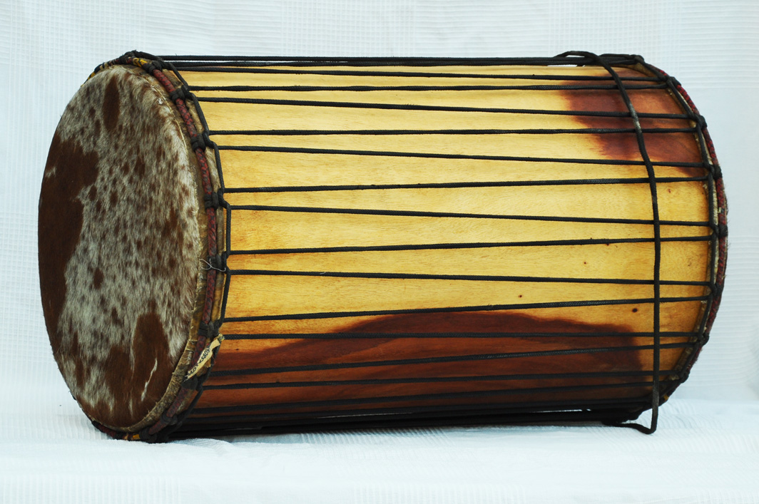 African dundun: Mali dundunba djun djun drum in lingue