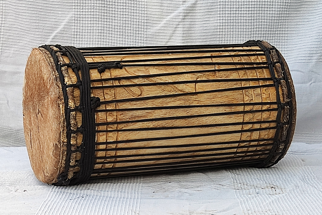 Melina traditional mounting kenkeni dunun - Guinea dunun drum