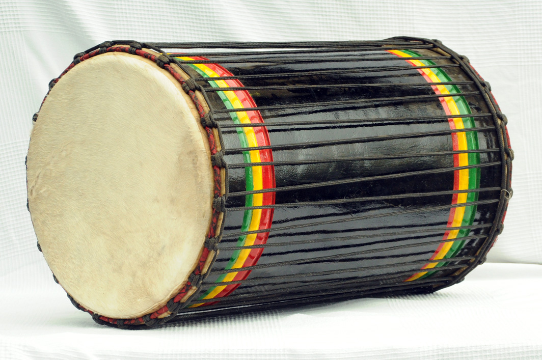 African dundun: Mali dundunba djun djun drum in lingue