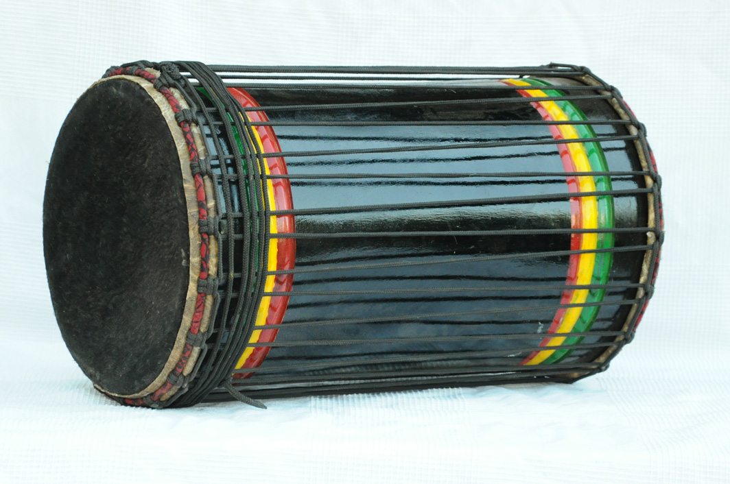 African dundun: Mali dundunba djun djun drum in lingue
