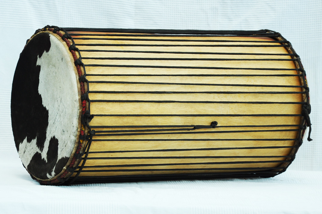 African dundun: Mali dundunba djun djun drum in lingue
