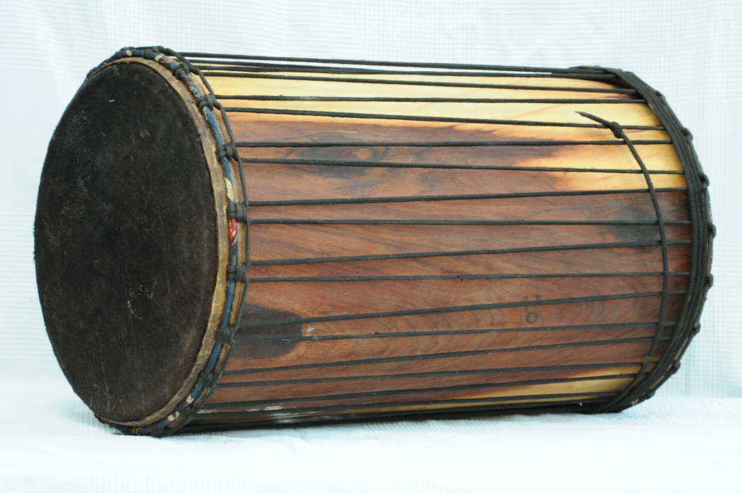 African dundun: Mali dundunba djun djun drum in lingue