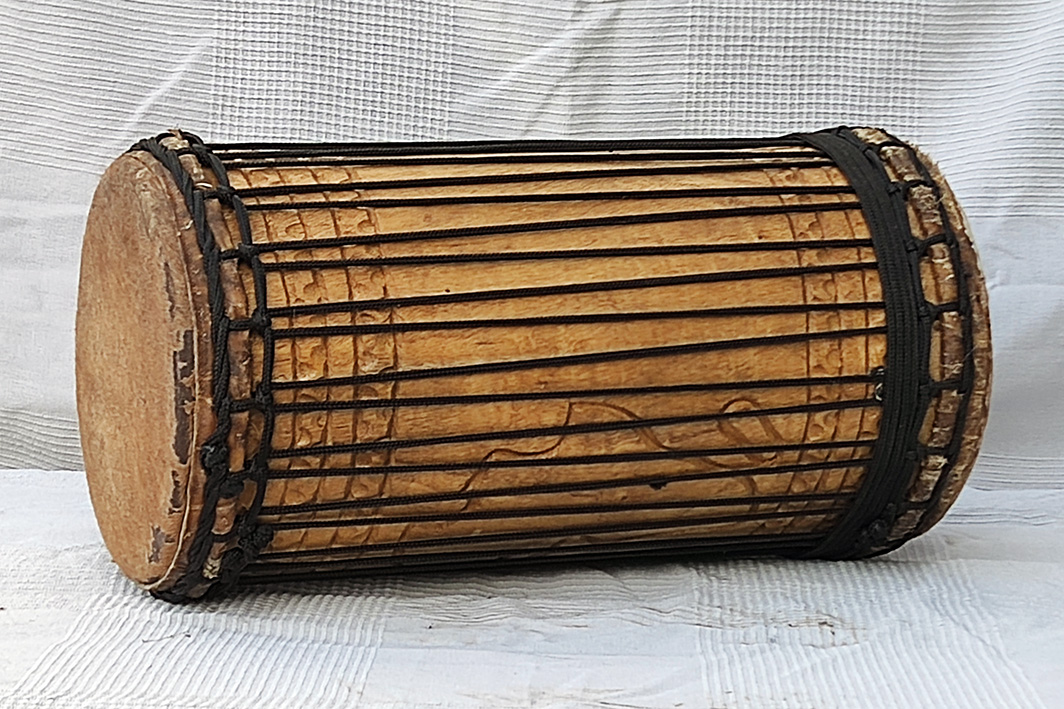 Melina traditional mounting kenkeni dunun - Guinea dunun drum