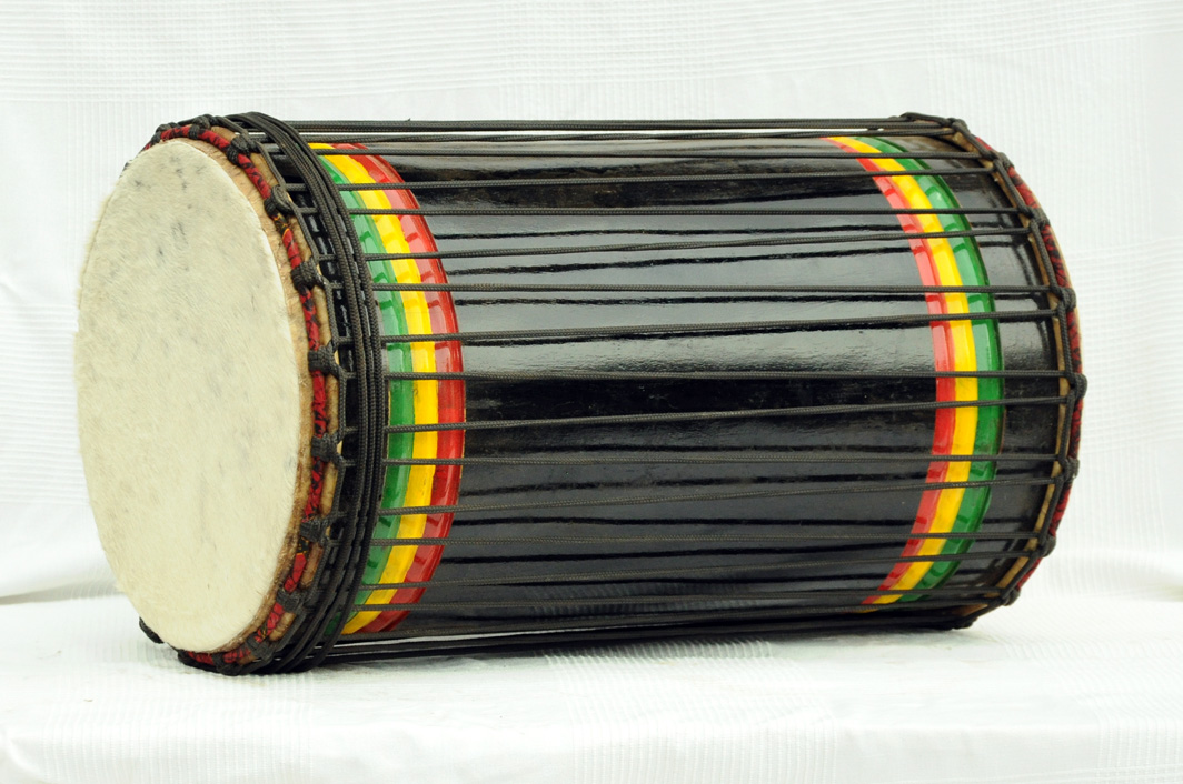 African dundun: Mali dundunba djun djun drum in lingue
