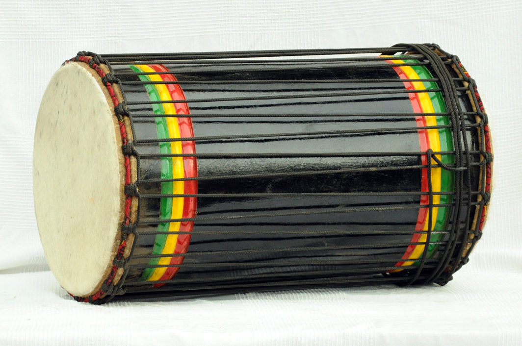 African dundun: Mali dundunba djun djun drum in lingue
