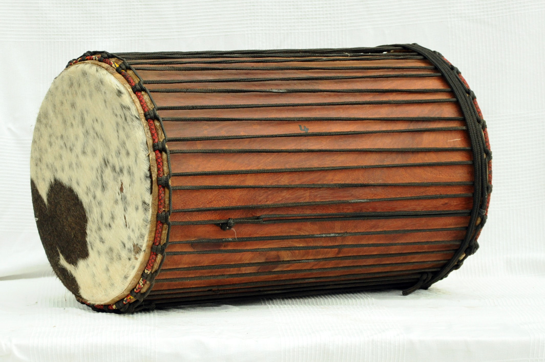African dundun: Mali dundunba djun djun drum in lingue