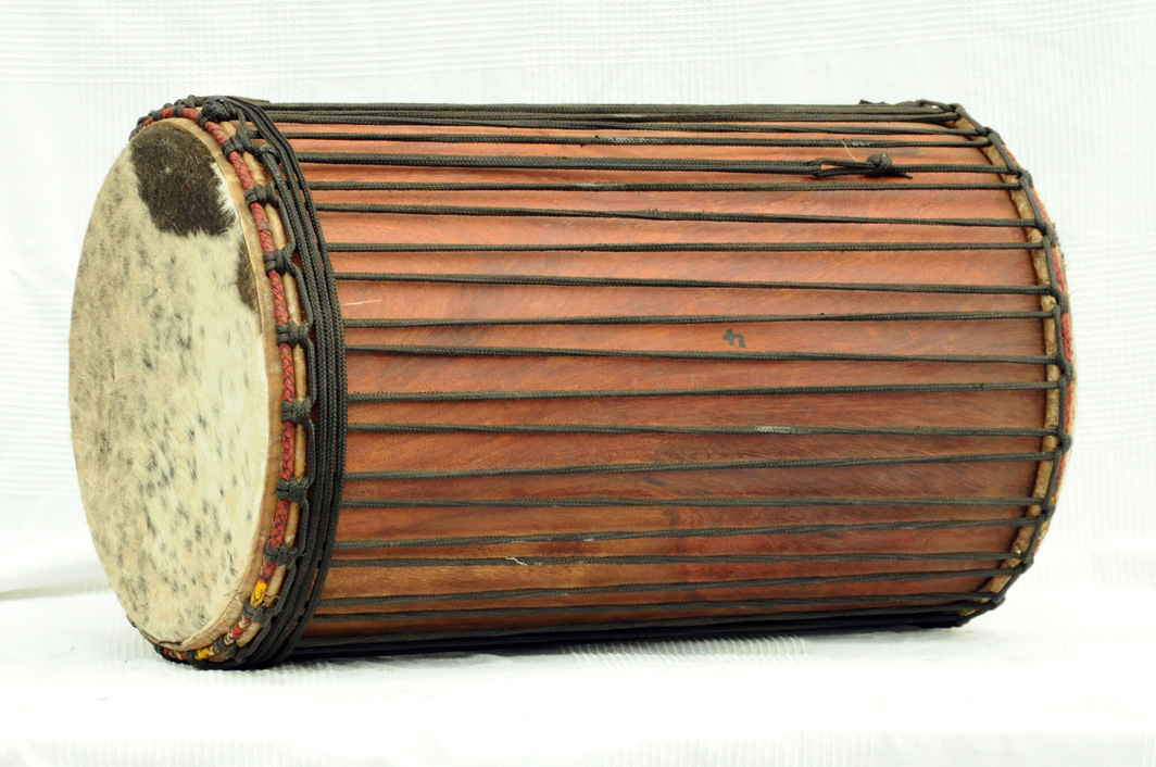 African dundun: Mali dundunba djun djun drum in lingue