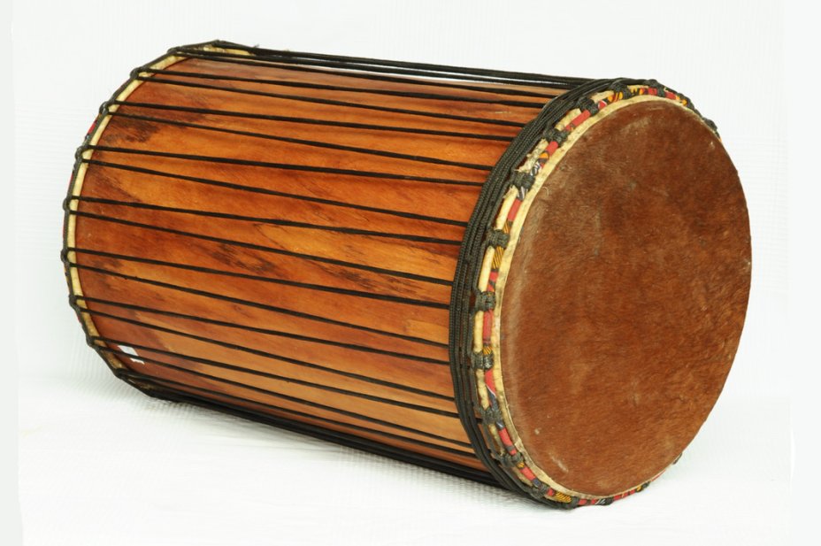 African dundun: Mali dundunba djun djun drum in lingue